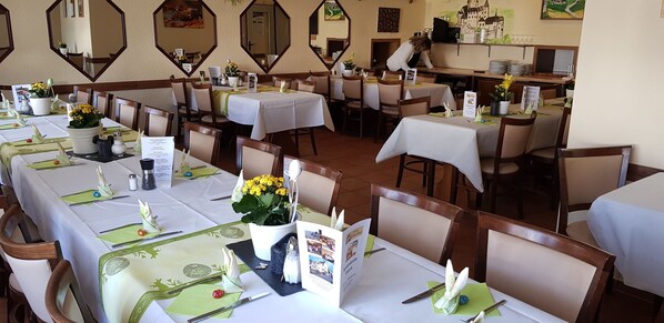 Café da manhã com buffet grátis todos os dias