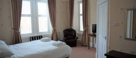 Quarto casal ou duplo superior | Individualmente decorados, individualmente mobiliados, escrivaninha