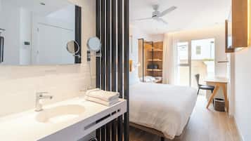 Quarto Duplo Superior | Casa de banho | Um polibã, artigos de higiene ecológicos, um secador de cabelo