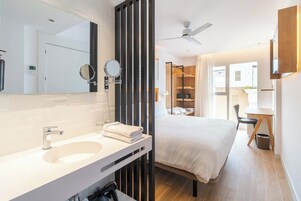 Quarto Duplo Superior | Casa de banho | Um polibã, artigos de higiene ecológicos, um secador de cabelo 