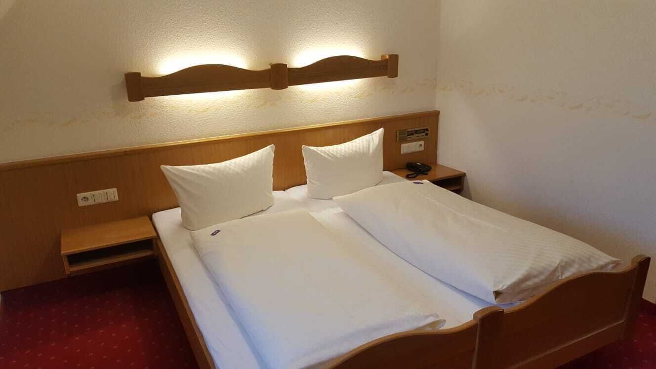Roupa hipoalergénica, cofre no quarto, secretária 