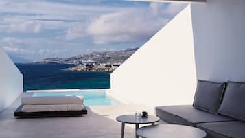 Quarto Duplo Júnior, piscina privativa, vista para o mar | Terraço/pátio interior