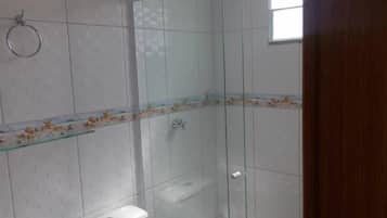Quarto Familiar | Casa de banho | Um polibã, toalhas fornecidas
