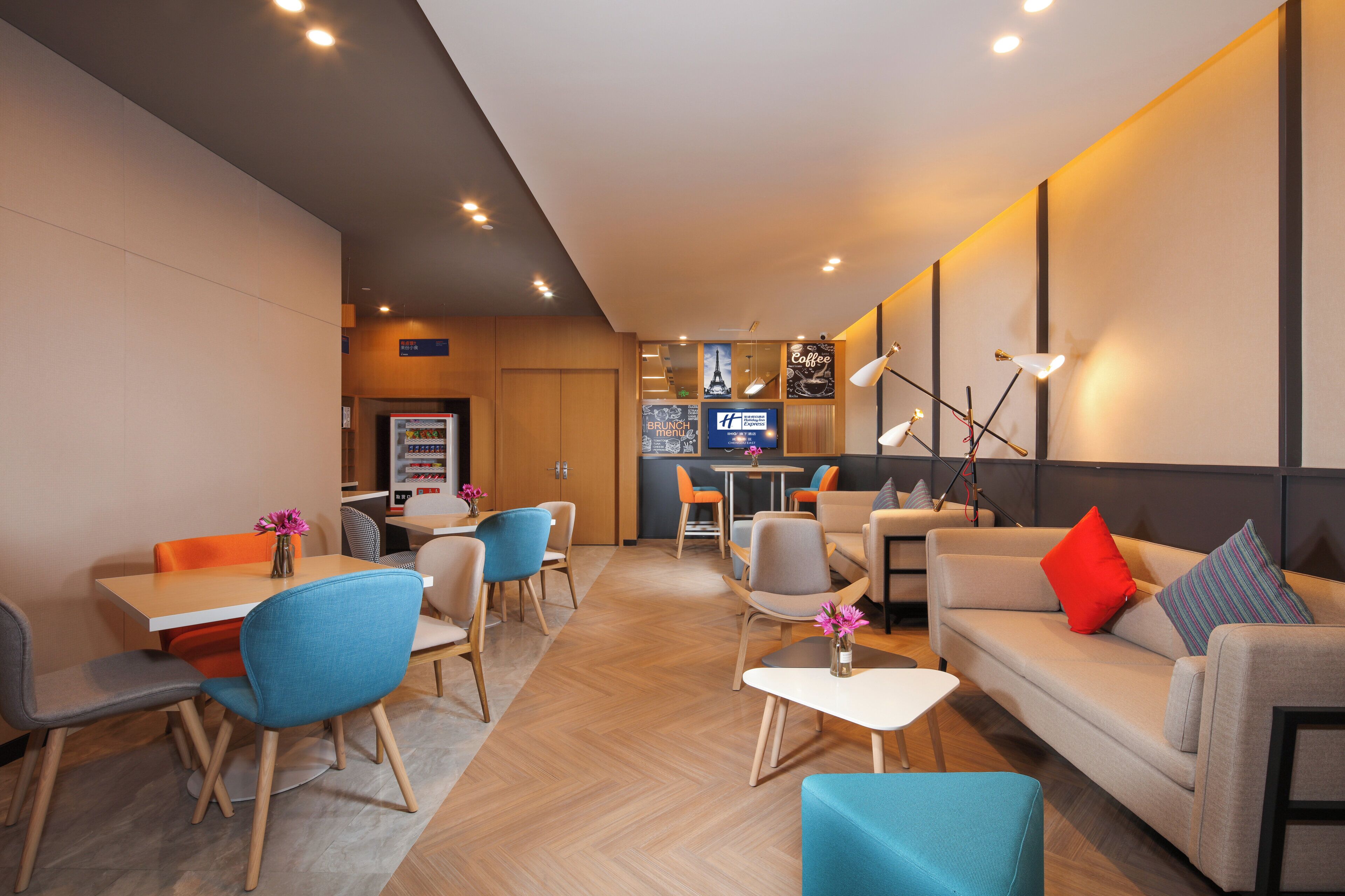 Um interior moderno com área de jantar, sofás e um bar.