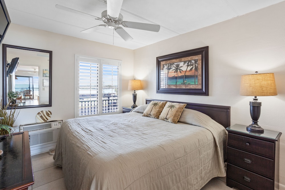 Beacher's Oceanfront Balcony Suite With Onsite Front Desk And Staff - Crescent Beach, FL