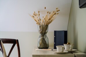 Cofre no quarto, com decoração personalizada