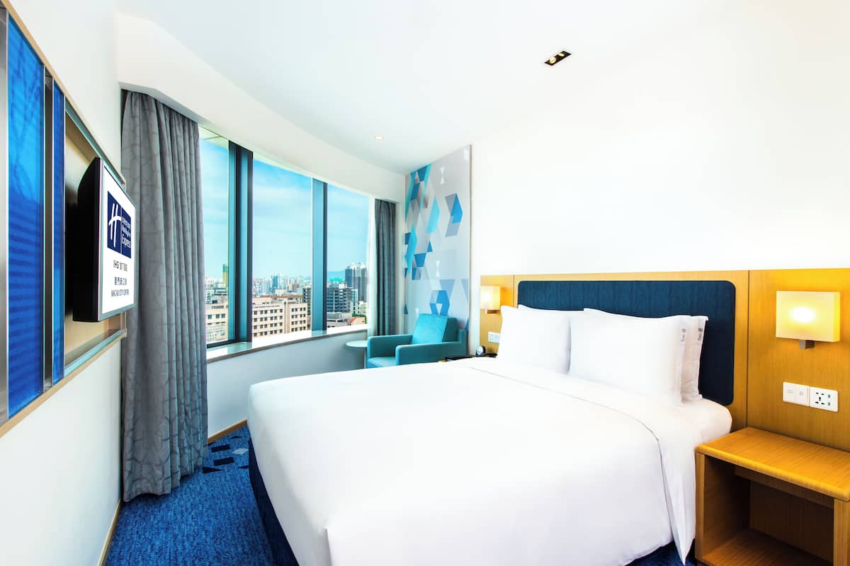 Quarto Standard, 1 cama queen-size | Cofre no quarto, secretária, cortinas/cortinados opacos