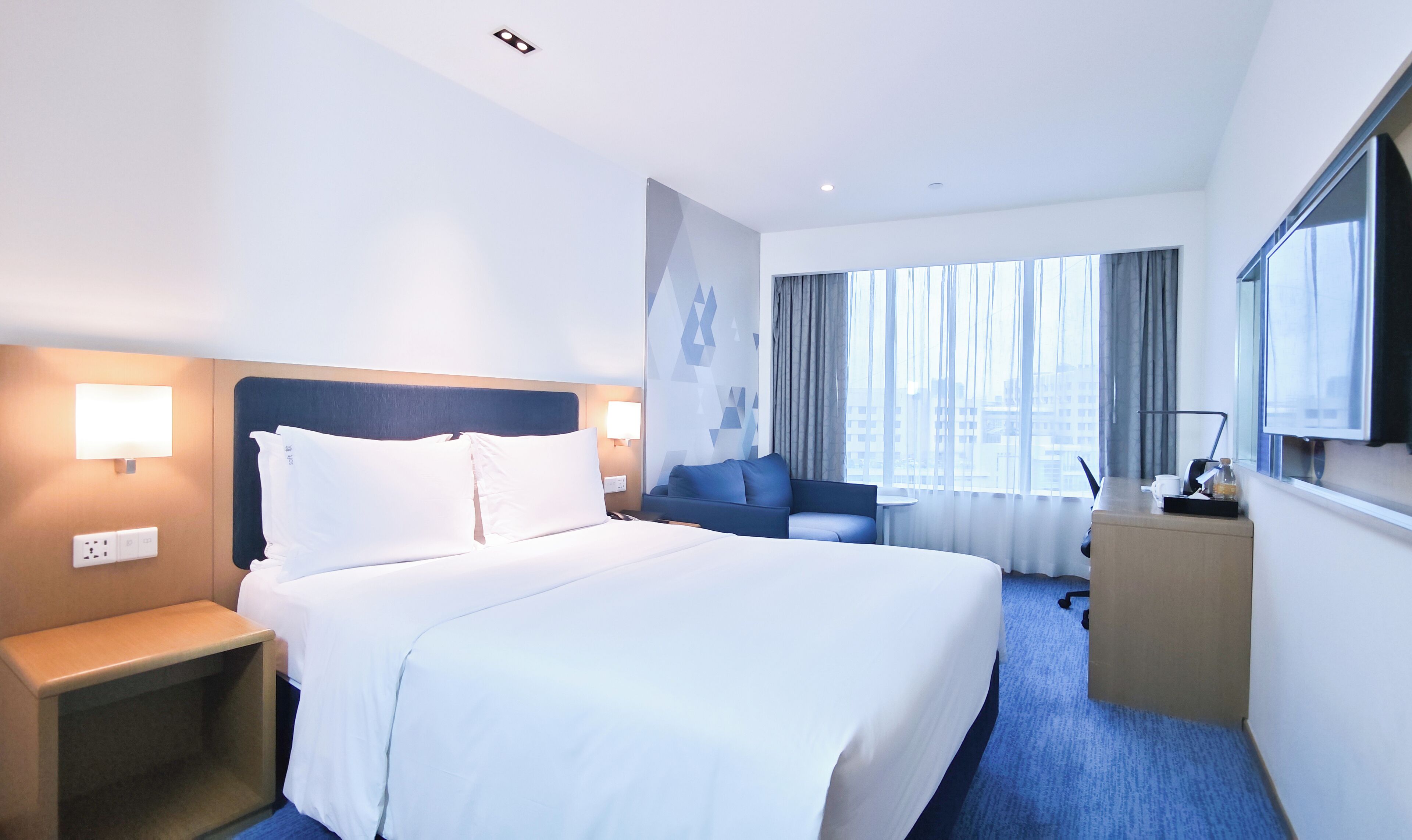 Quarto Standard, 1 cama queen-size (Extra Floor Space) | Cofre no quarto, secretária, cortinas/cortinados opacos 