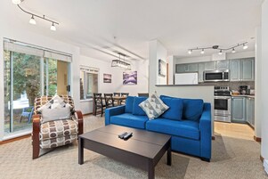 Condo, 1 quarto, cozinha (23) | Área de estar | TV de tela plana, lareira