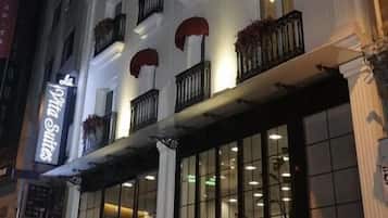 Fachada do alojamento (tarde/noite)