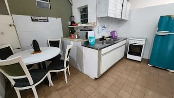 Suite Familiar | Cozinha privada | Minifrigorífico, utensílios de cozinha