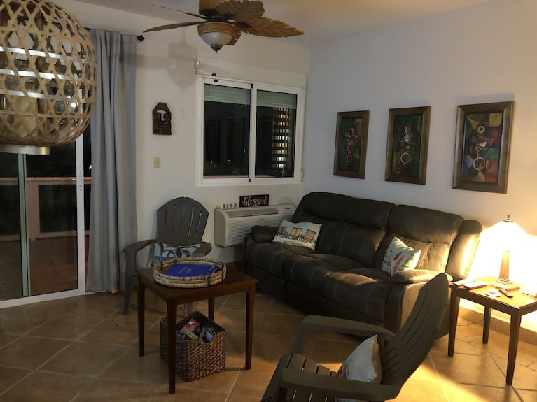 Aléjese De Una De Las Mejores Playas De La Isla Para Surfear Y Relajarse, La Pared. - Puerto Rico