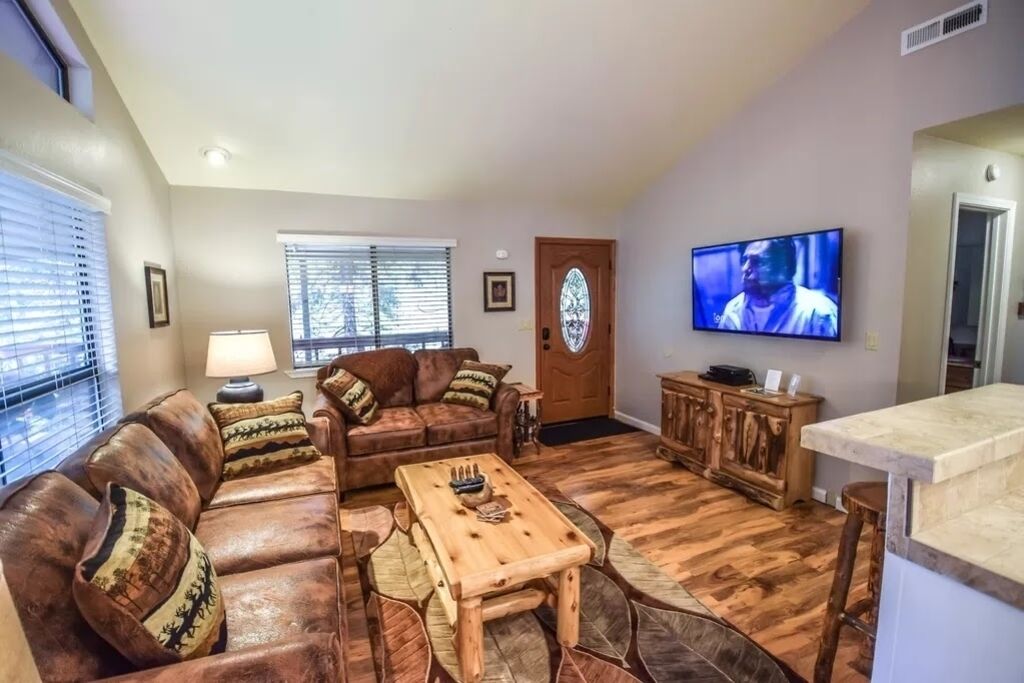 Spacious Mountain Home-ac/heating, Hot Tub, Dog Friendly, Game Room W/arcade - Arnold, CA