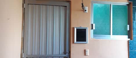 Quarto básico | Individualmente mobiliados, espaço de trabalho para notebook