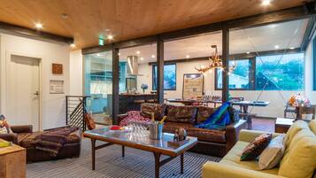 Villa, 4 quartos | Sala de estar | Televisor, leitor de DVD