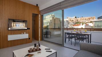 Penthouse de Luxo, 1 quarto, banheira de hidromassagem, Vista para a cidade (5&6) | Sala de estar | Televisor de ecrã plano de 43 polegadas com canais via satélite