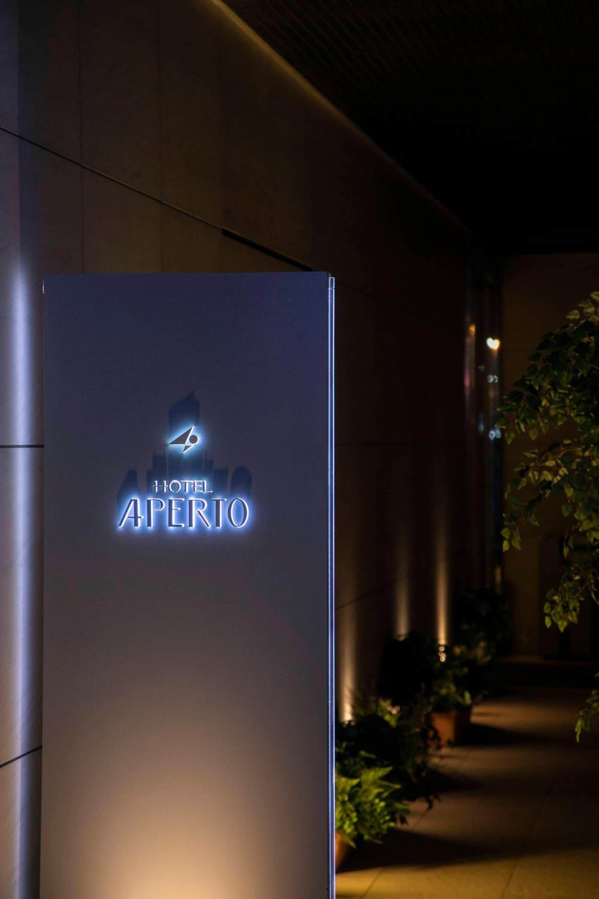 Fachada moderna de um edifício com letreiro de neon para 