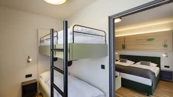 Quarto com beliche, espelho, luminária na parede e quadro emoldurado.