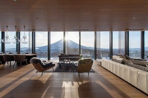 Quarto, 4 quartos, não fumadores (Yotei Penthouse Residence) | Sala de estar | TV de ecrã plano, piso aquecido