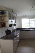 Casa Familiar | Cozinha privada | Uma cafeteira/bule, um frigorífico/congelador grande, um micro-ondas