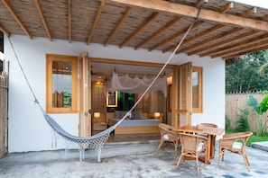 Espaço de trabalho para notebook, cortinas blackout