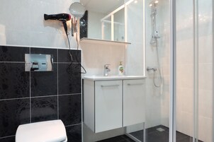 Suíte superior | Banheiro | Chuveiro, chuveiro com efeito de chuva, secador de cabelo 