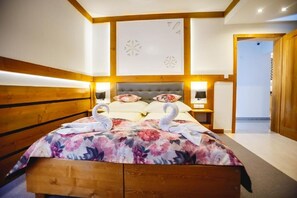 Quarto casal, sacada | Escrivaninha, Wi-Fi de cortesia, roupa de cama