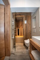 Apartamento Deluxe, 3 quartos (Nr. 8+11, incl. Cleaning Fee) | Casa de banho | Um polibã, um secador de cabelo, Piso aquecido (casa de banho)