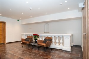 Área de estar no saguão