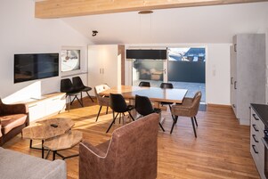 Penthouse Deluxe, cozinha, vista para a montanha | Sala de estar | Televisor de ecrã plano de 75 cm com canais via satélite, televisor 