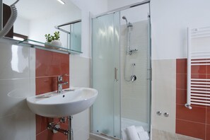 Quarto triplo clássico, 1 quarto (Agerola) | Banheiro | Toalhas de banho 