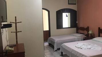 Quarto com duas camas, uma escrivaninha com telefone e janela com vista.