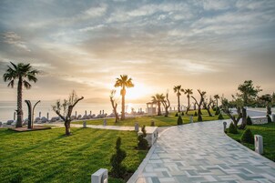 Na praia, espreguiçadeiras, guarda-sóis de praia, toalhas de praia