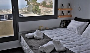 2 quartos, cofres nos quartos, cortinas blackout, quartos à prova de som