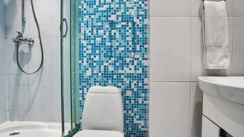 Estúdio | Banheiro | Chuveiro, secador de cabelo, toalhas de banho, sabonete