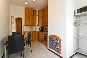 Apartamento, 2 quartos | Cozinha privada | Um frigorífico/congelador grande, um micro-ondas, um forno 