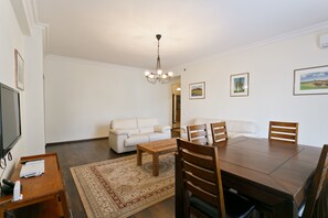 Apartamento, 2 quartos | Sala | Televisor LED 
