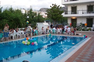 Piscina exterior, guarda-sóis, espreguiçadeiras