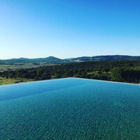 Piscina exterior, espreguiçadeiras 