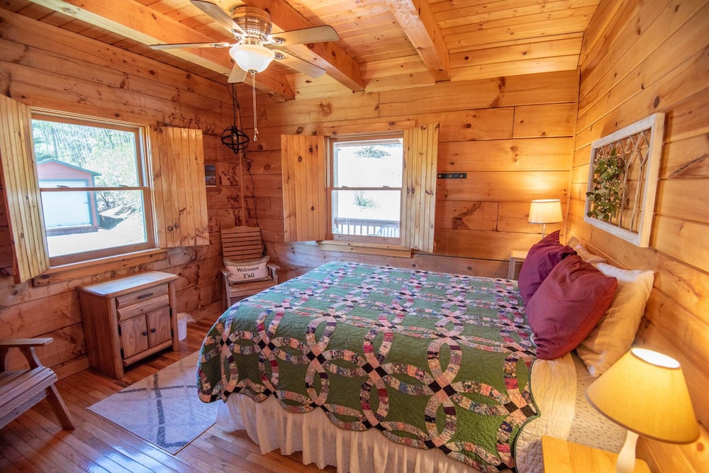 Log Cabin: Mountain Views, Hot Tub, 5 Min To Pkwy! - West Jefferson, NC