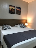 Quarto casal standard, 1 cama de casal | Escrivaninha, Wi-Fi de cortesia, roupa de cama