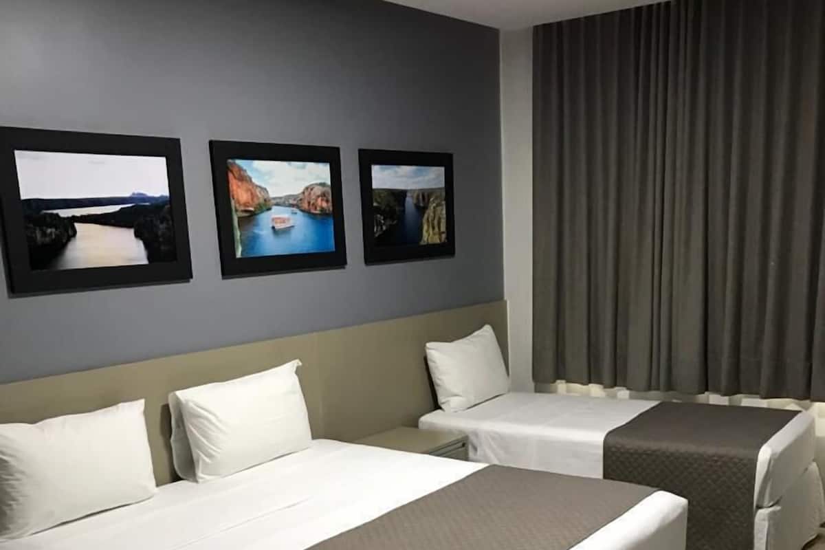 Quarto Triplo Standard | Camas de colchão pillowtop, cortinas/cortinados opacos, Wi-fi grátis