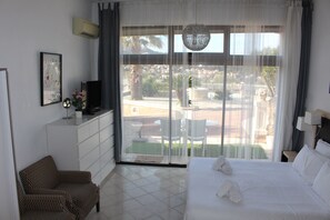 Suíte conforto, acesso à piscina, no piso térreo (No 28) | 3 quartos, espaço de trabalho para notebook, quartos à prova de som