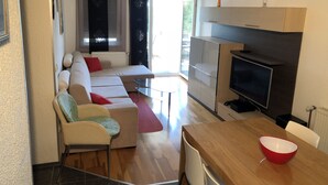 Apartamento, 2 quartos, vista para o mar | Sala de estar