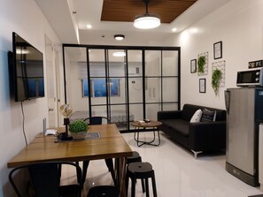 Apartamento em Condomínio Fechado, 2 quartos | Refeições no quarto