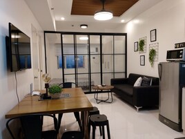 Apartamento em Condomínio Fechado, 2 quartos | Refeições no quarto