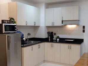 Geladeira, micro-ondas, cooktop, chaleira elétrica