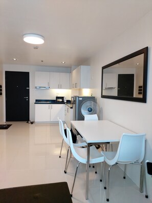 Apartamento em Condomínio Fechado, 2 quartos | Refeições no quarto