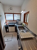 Casa (Private Vacation Home) | Cozinha privada | Geladeira, micro-ondas, cooktop, chaleira elétrica