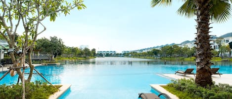 Piscina exterior, da(s) 8:00 à(s) 21:00, espreguiçadeiras